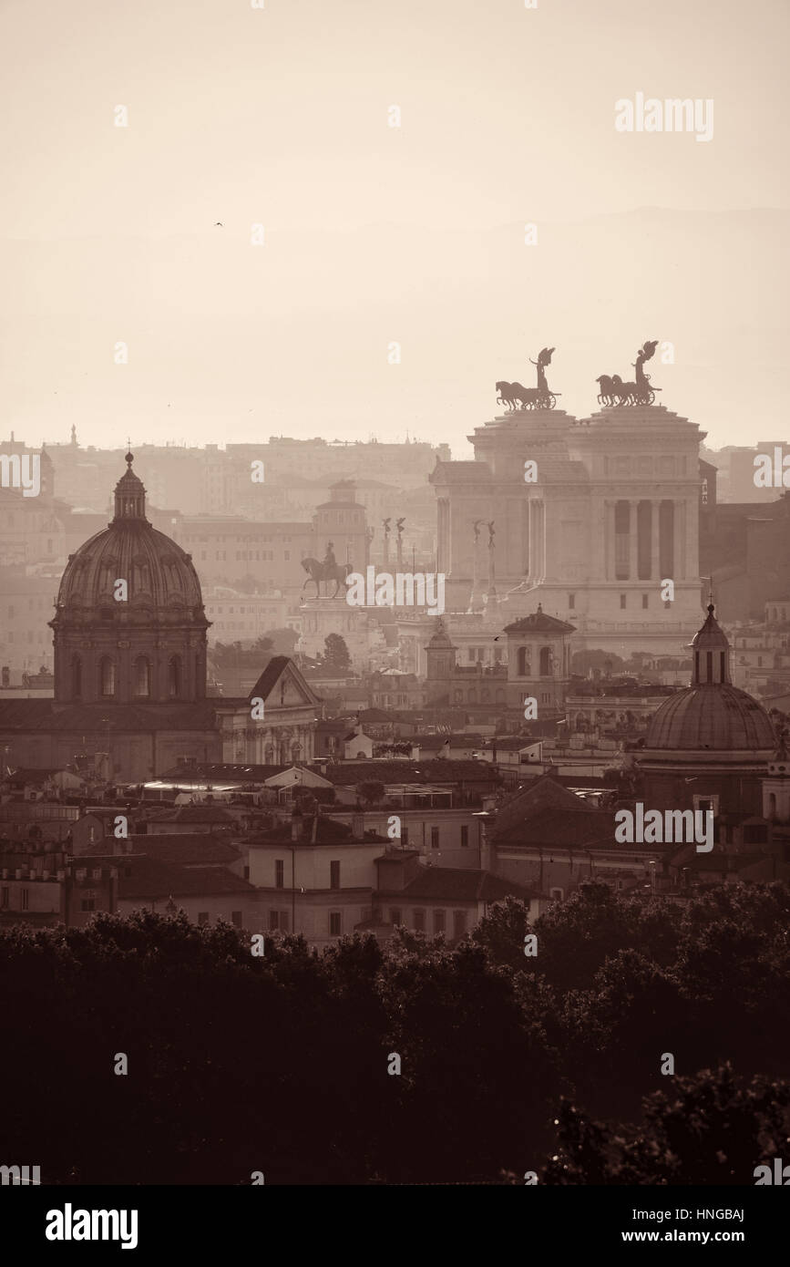 Vue sur les toits de Rome au lever de silhouette en noir et blanc avec ...