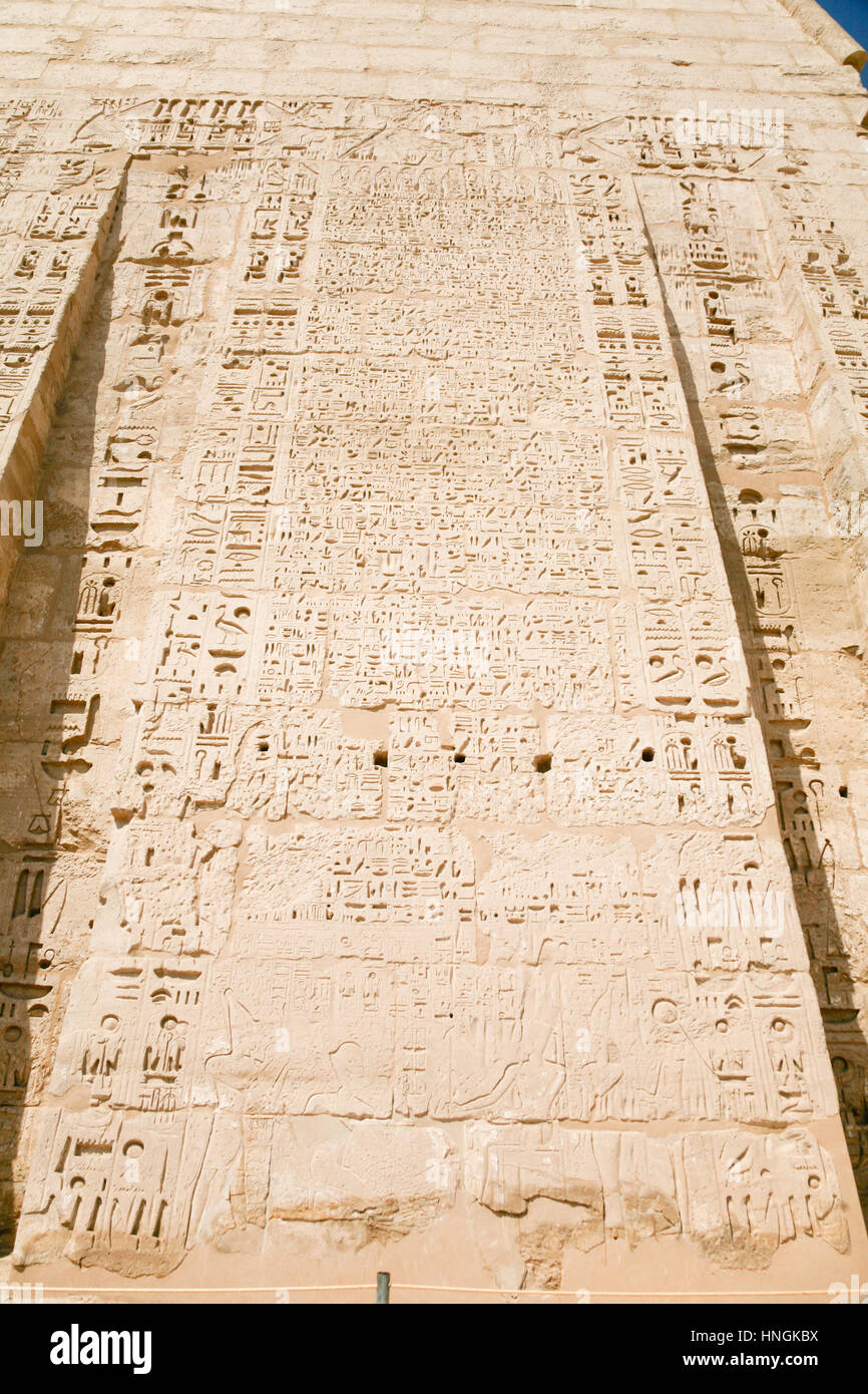 Mur de monument funéraire égyptienne ou Temple de Ramsès Ramsès III à ...