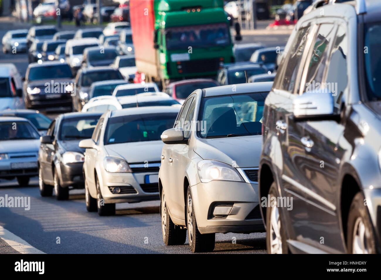 Miroir côté vue de l'embouteillage sur l'autoroute Photo Stock - Alamy