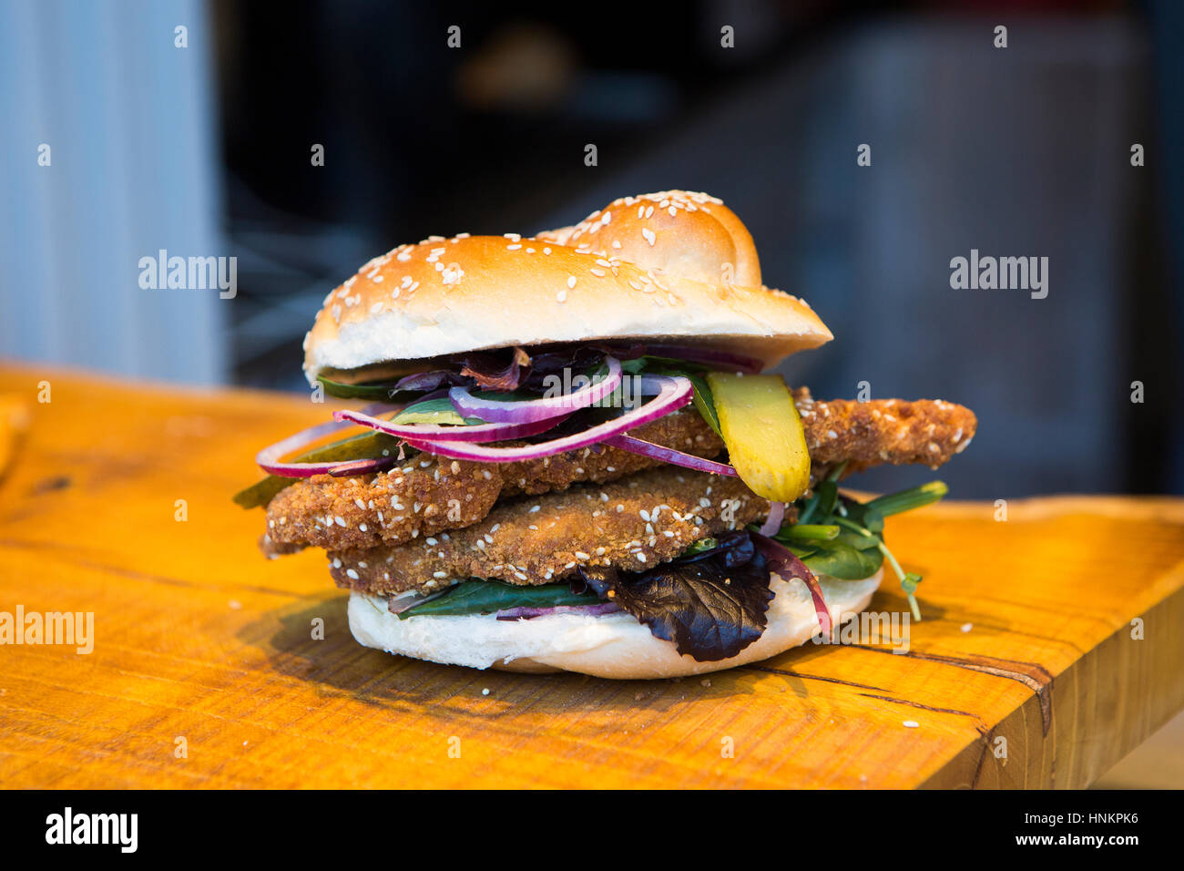 Burger avec escalope de poulet Banque de photographies et d’images à ...