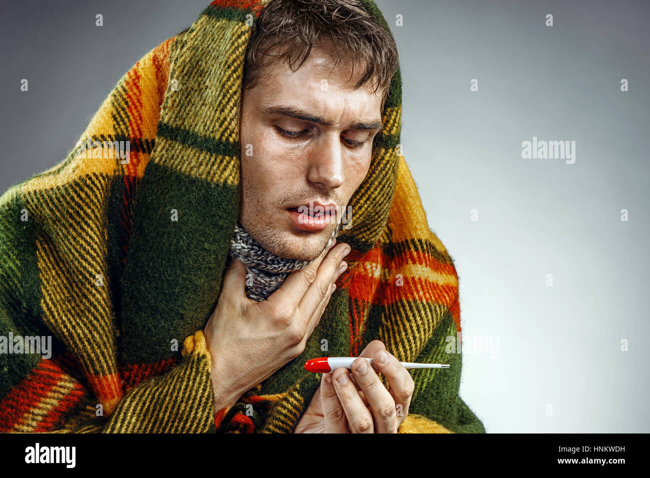 Les hommes qui souffrent de maux de gorge. Photo de l'homme malade ...