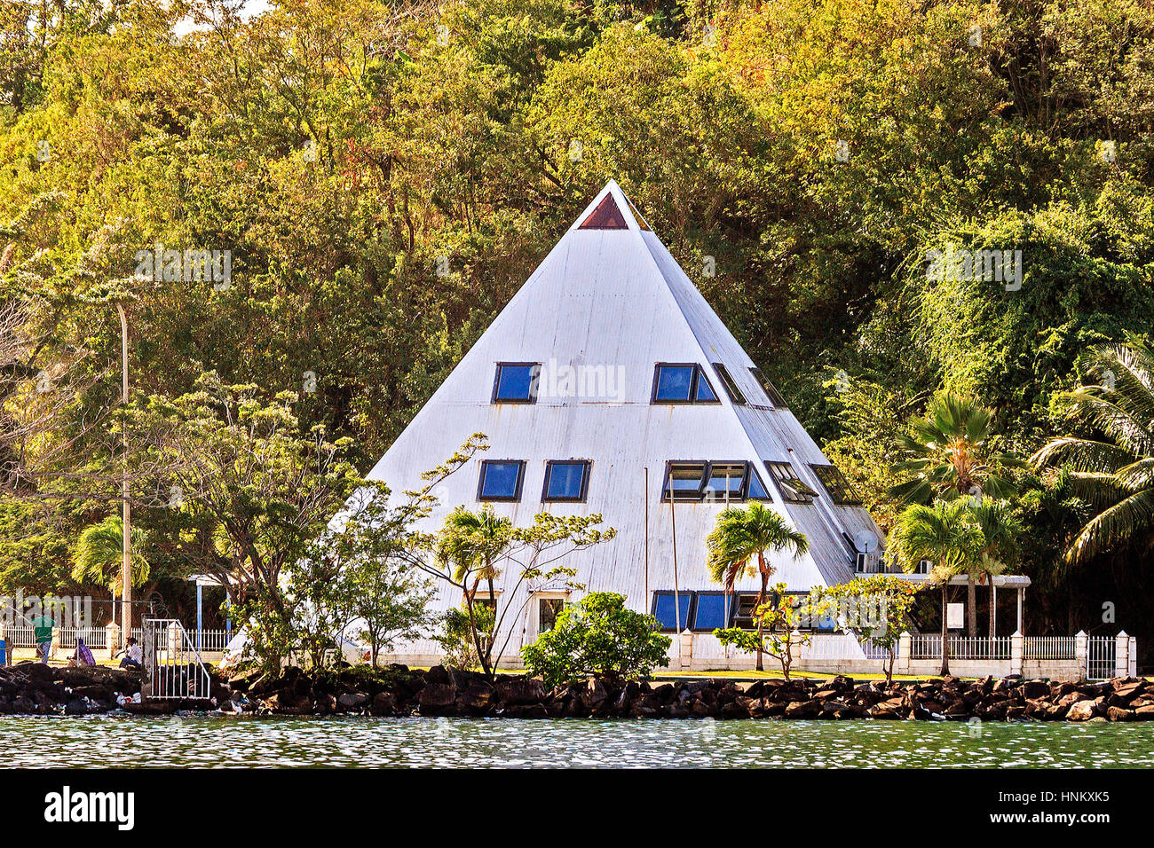 Bâtiment en forme de pyramide Banque de photographies et d’images à ...