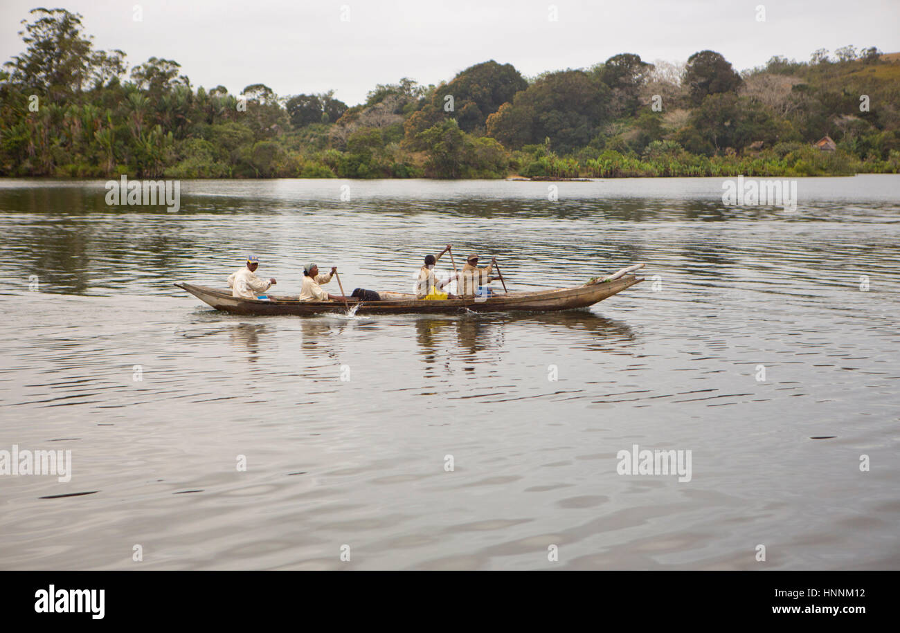 Peuple malgache traversant une rivière sur le canot à Madagascar Photo ...