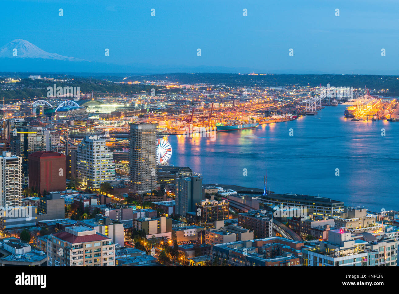 Vue panoramique du centre-ville de Seattle city at night, Seattle, Washington, Etats-Unis. Pour ...