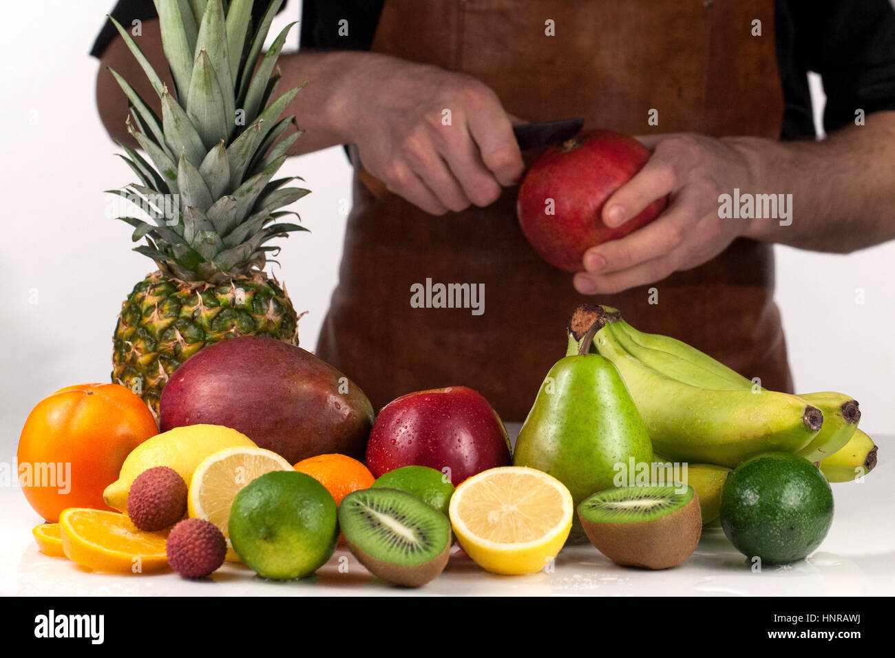 COmposition de fruits tropicaux mûrs sur un tableau blanc. Homme ...