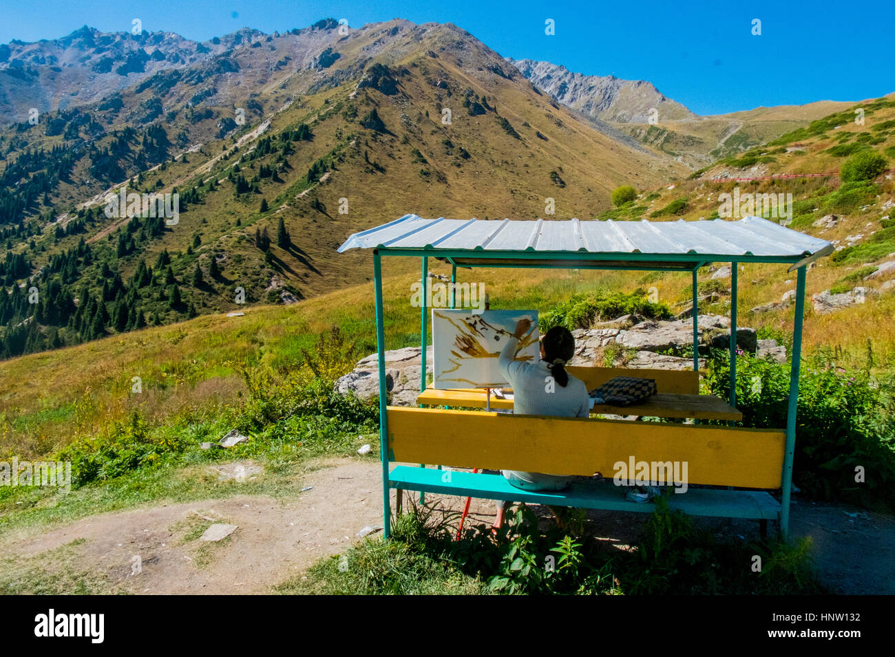Lac femme assise paysage montagne Banque de photographies et d’images à ...