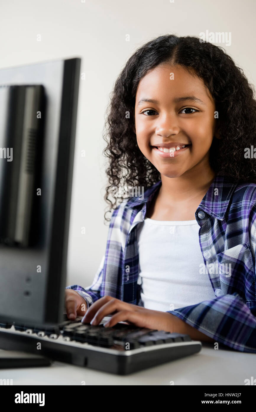 Girl computer Banque de photographies et d’images à haute résolution ...