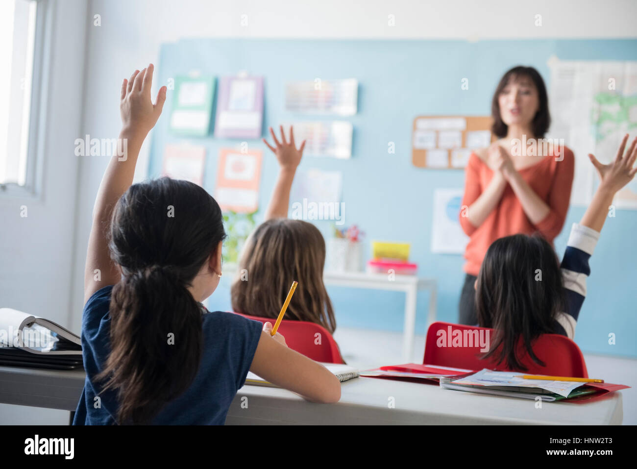 Enfant fille main levée classe Banque de photographies et d’images à haute résolution - Alamy