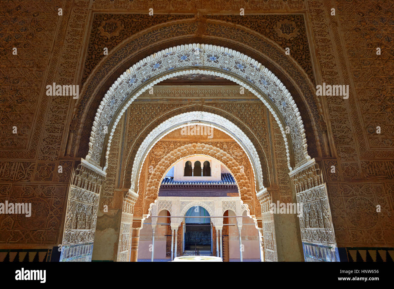 Arabesque arches mauresques dans le Palacios Nazaries Alhambra. Grenade ...