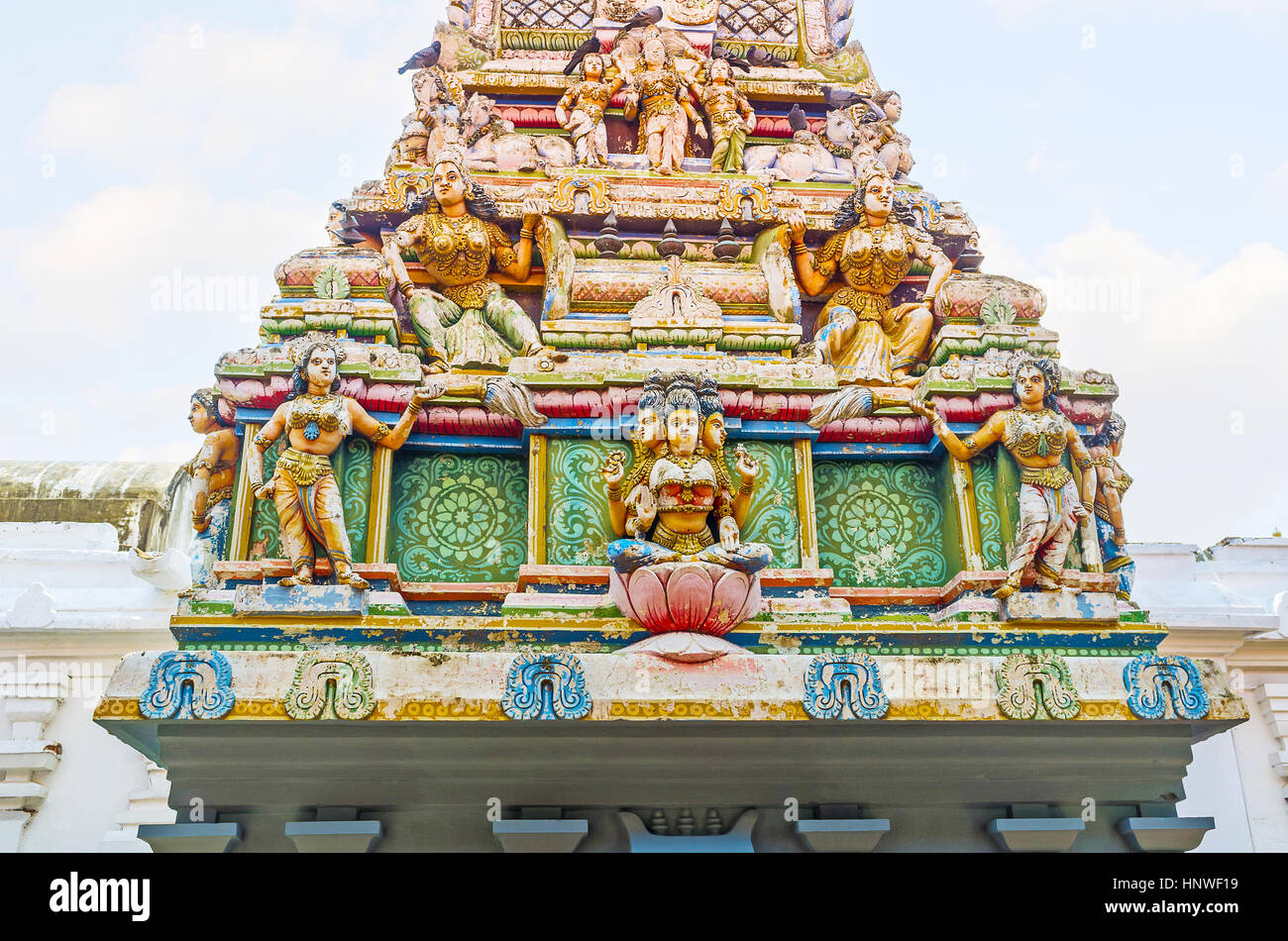 La décoration colorée de la tour de Munneswaram Kovil de sculptures de ...