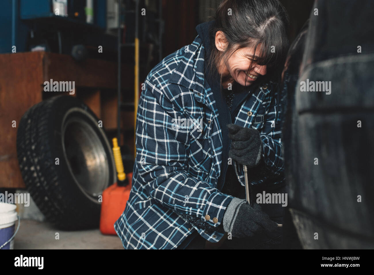 Changing tyre Banque de photographies et d’images à haute résolution - Alamy