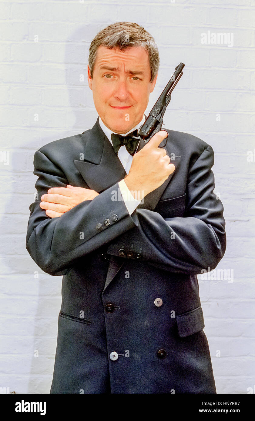 James bond pose gun Banque de photographies et d’images à haute ...