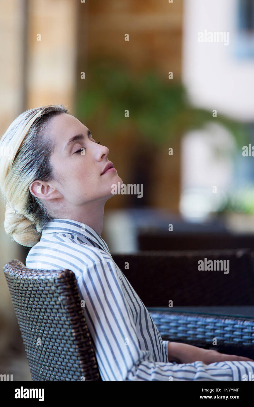 Femme endormie dans un fauteuil Banque de photographies et d’images à ...