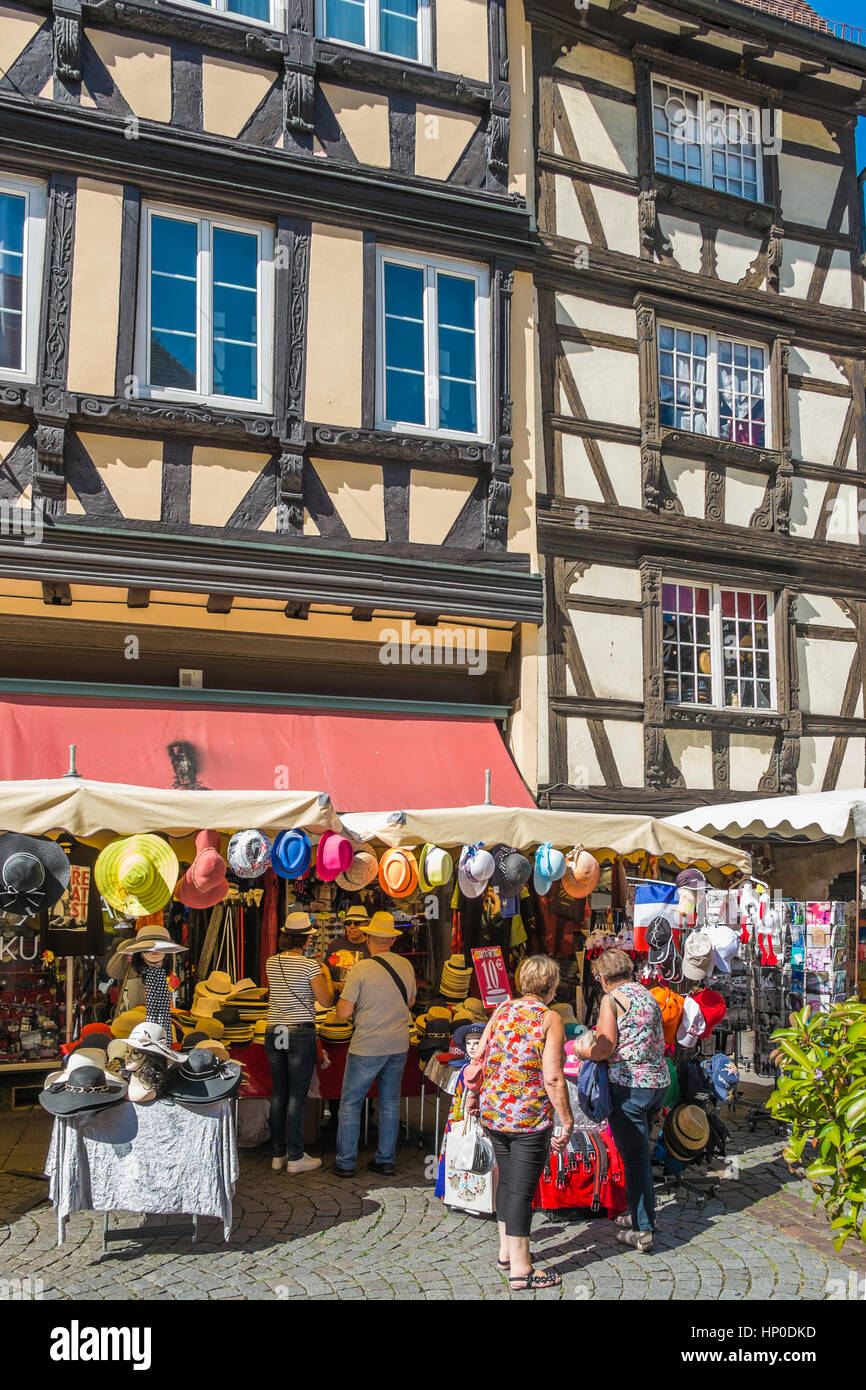 Les touristes en face de hat et boutique de souvenirs, Strasbourg ...