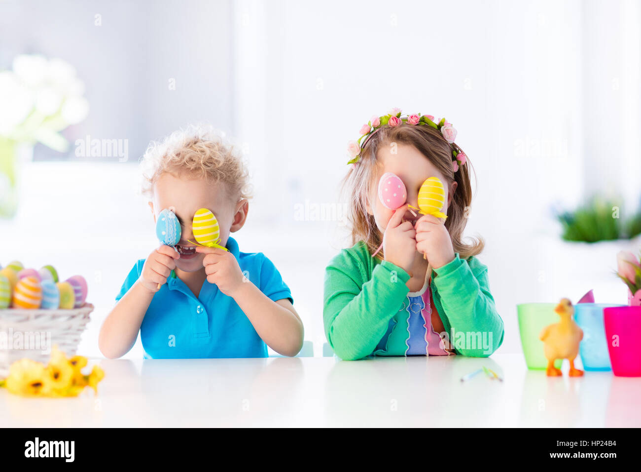 Oeufs colorés de peinture pour les enfants. Les enfants peindre et ...