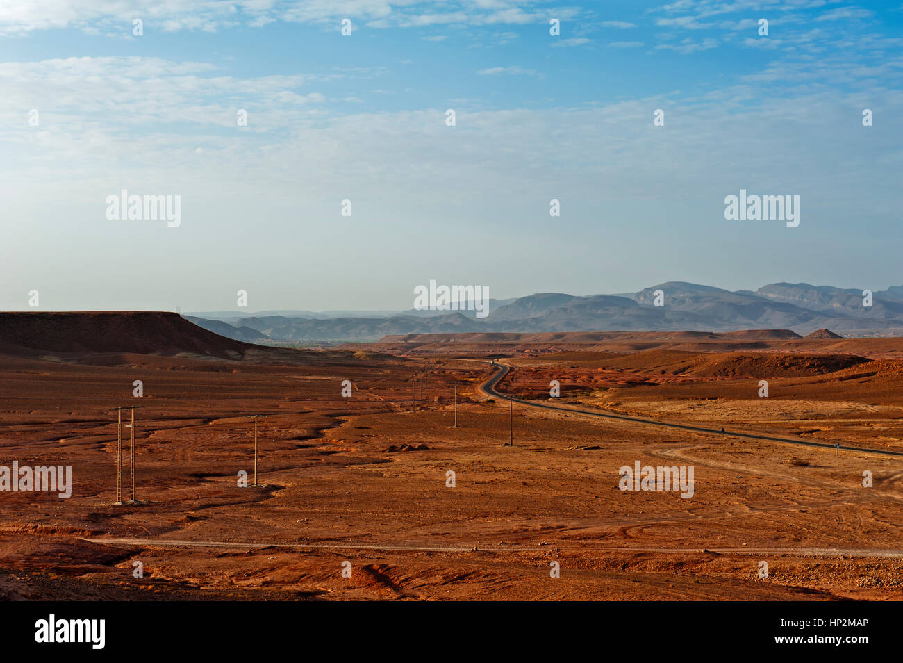 La route à travers le désert marocain dans la province de Ouarzazate ...