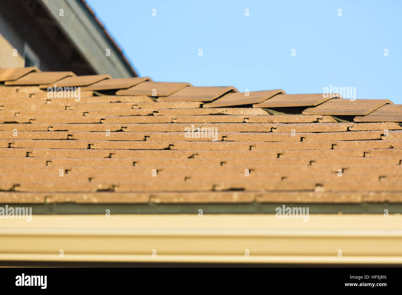 Maison avec toit de tuiles béton Photo Stock - Alamy