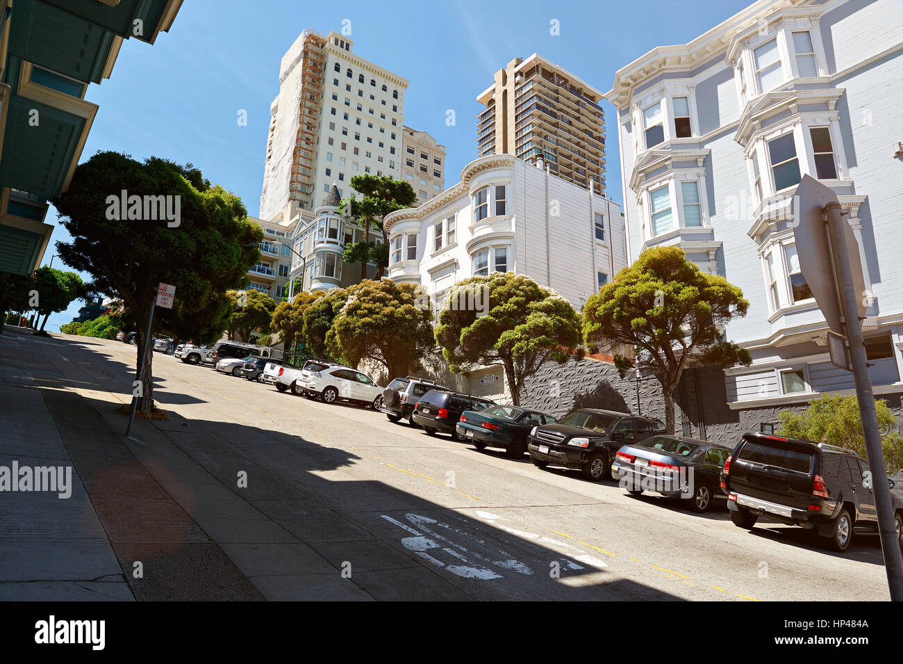Street à San Francisco avec road sur la haute colline. Voitures garées ...