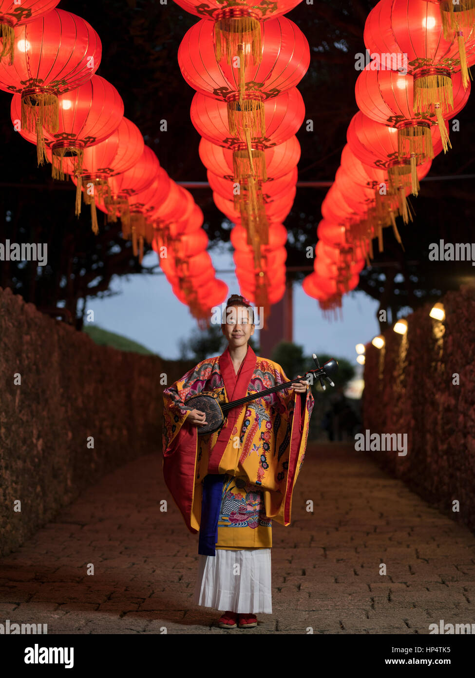 Musicien d'Okinawa avec Hirano Nayuta sanshin (instrument) et ...