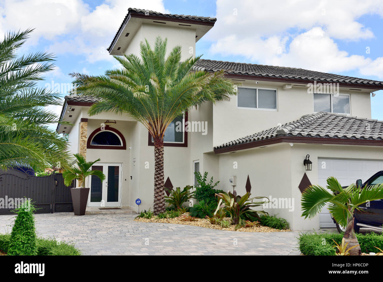 Deux étages américain typique maison résidentielle, Miami, Floride ...