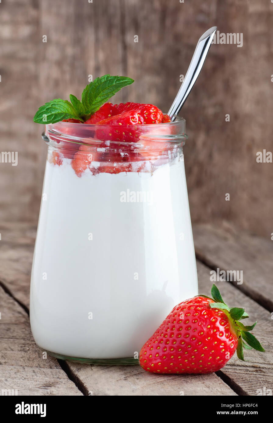 le-yogourt-aux-fraises-dans-un-bocal-en-verre-sur-de-vieilles-planches