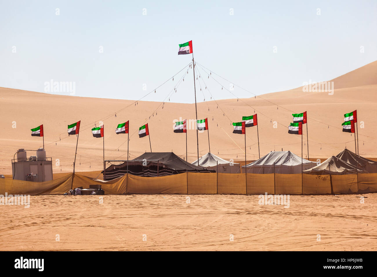 Desert camp à la Moreeb Dune oasis de Liwa. Émirat d'Abu Dhabi, Émirats ...
