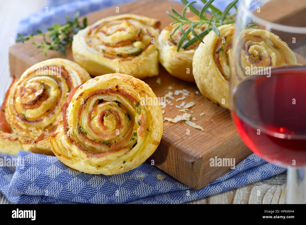 Rouleaux au four pâte feuilletée copieux avec du jambon, fromage à la ...