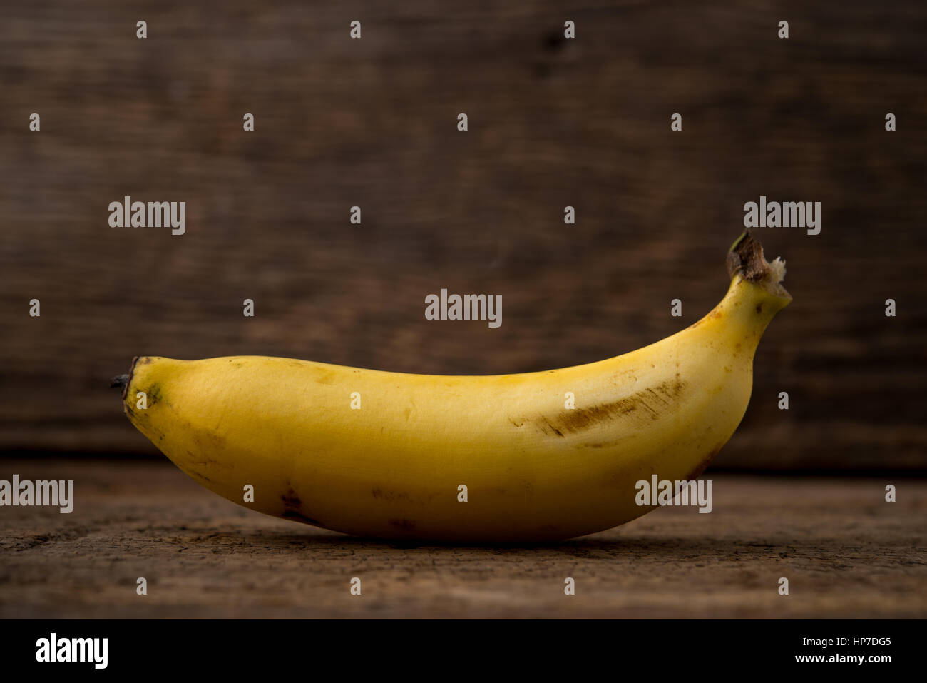 Banane sur table Banque de photographies et d’images à haute résolution ...