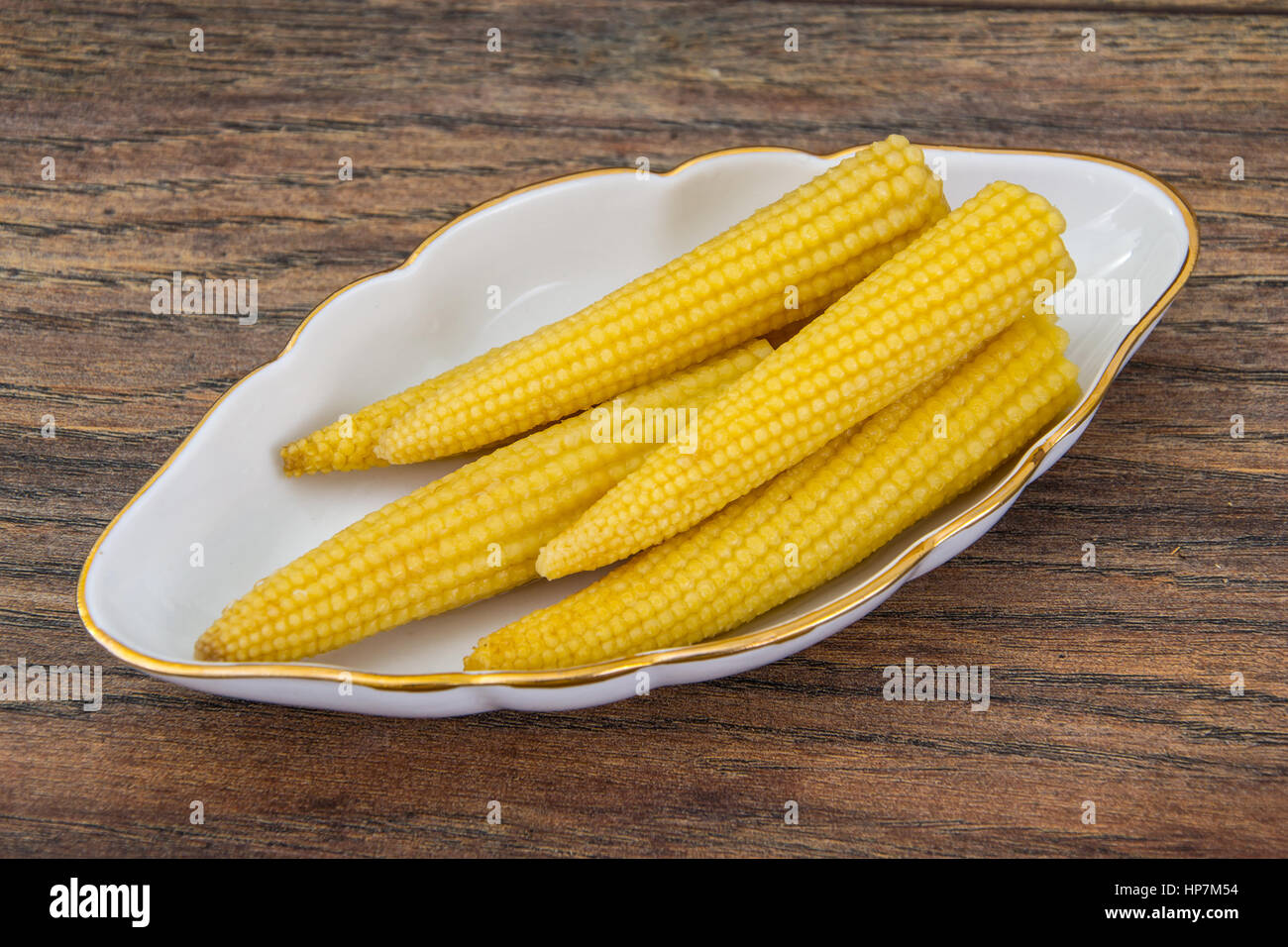 Épis de maïs en conserve de petits en saumure. Studio Photo Photo Stock ...