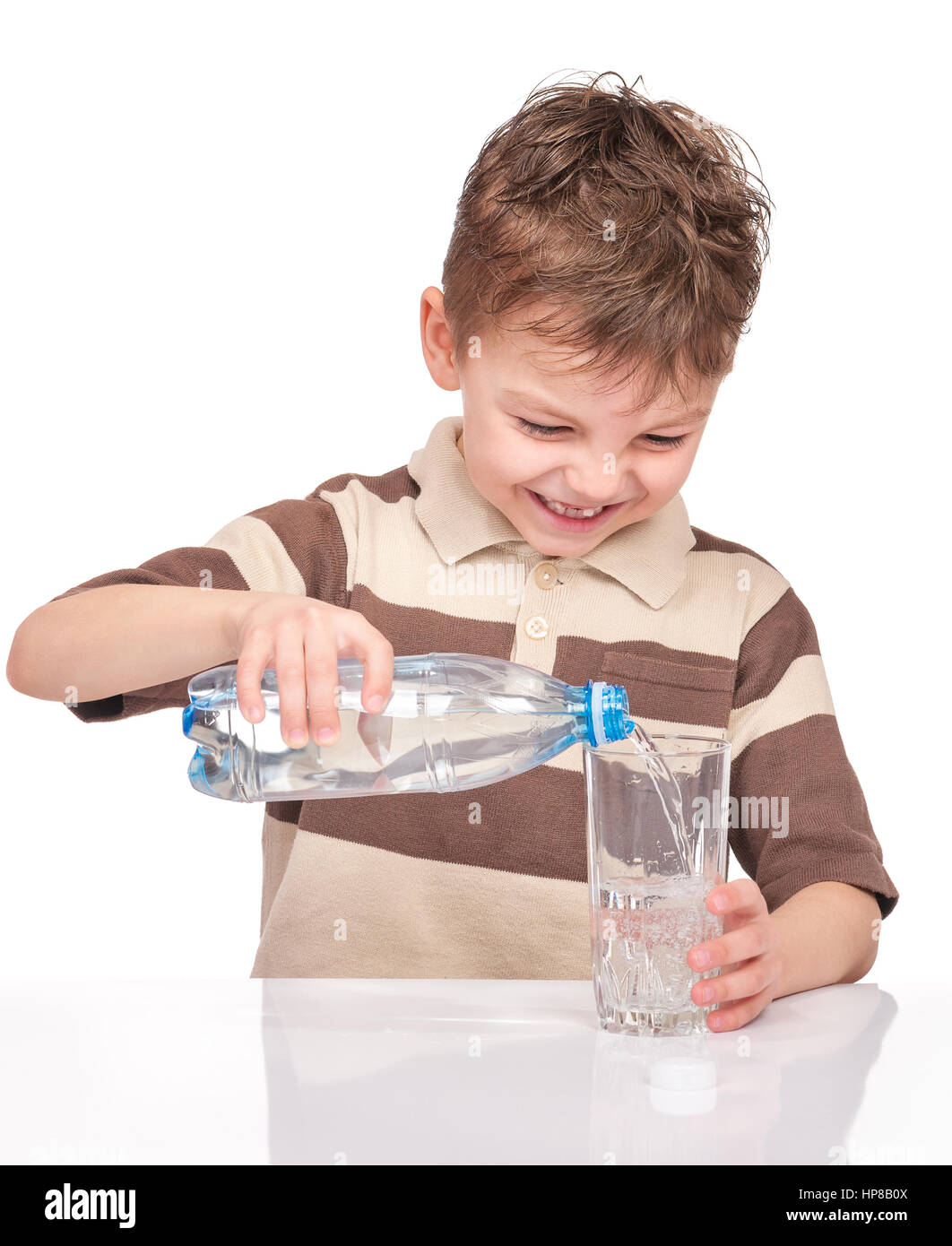 Portrait de joyeux petit garçon avec le verre et le plastique bouteille ...