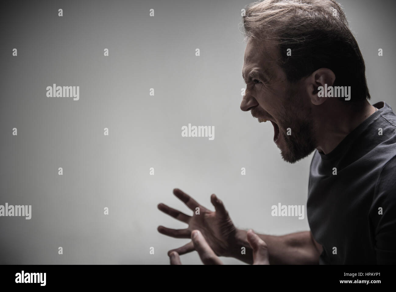 Homme Qui Crie De Profil Banque d'image et photos - Alamy