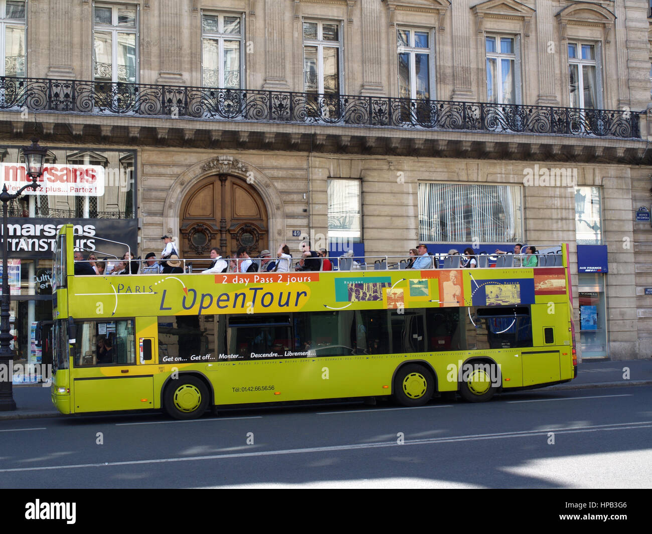 L'Open Tour bus à toit ouvert jaune visiter Avenue de l'Opéra, Paris ...