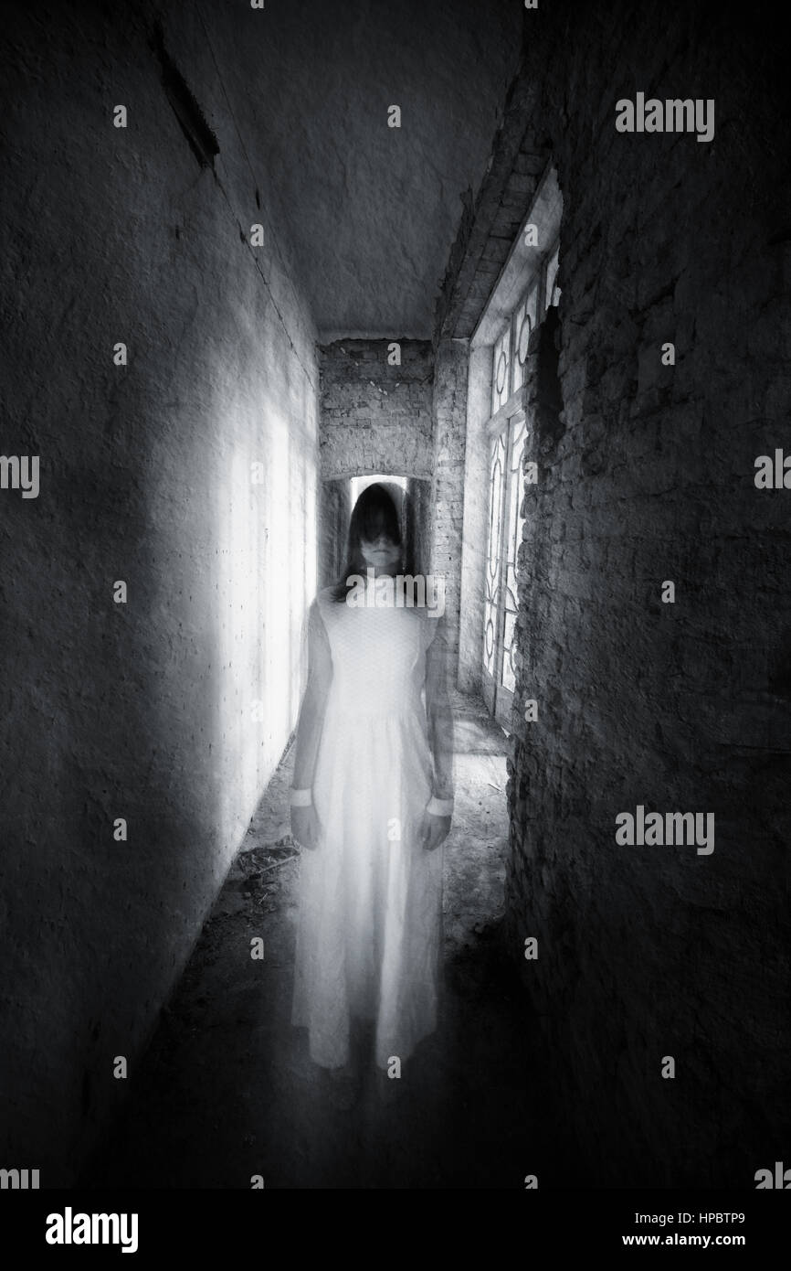 Girl ghost Banque de photographies et d’images à haute résolution - Alamy