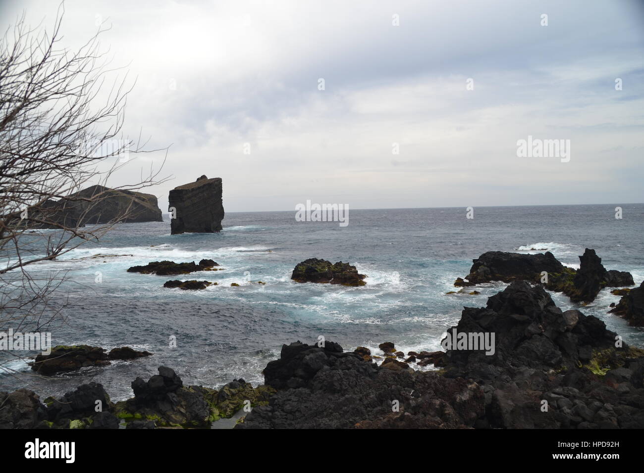 Mighty rochers et mer ondulée à l'île de São Miguel, l'archipel des ...
