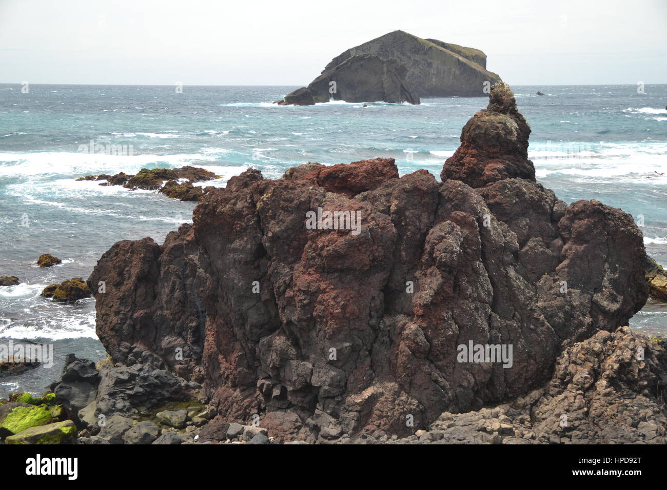 Mighty rochers et mer ondulée à l'île de São Miguel, l'archipel des ...