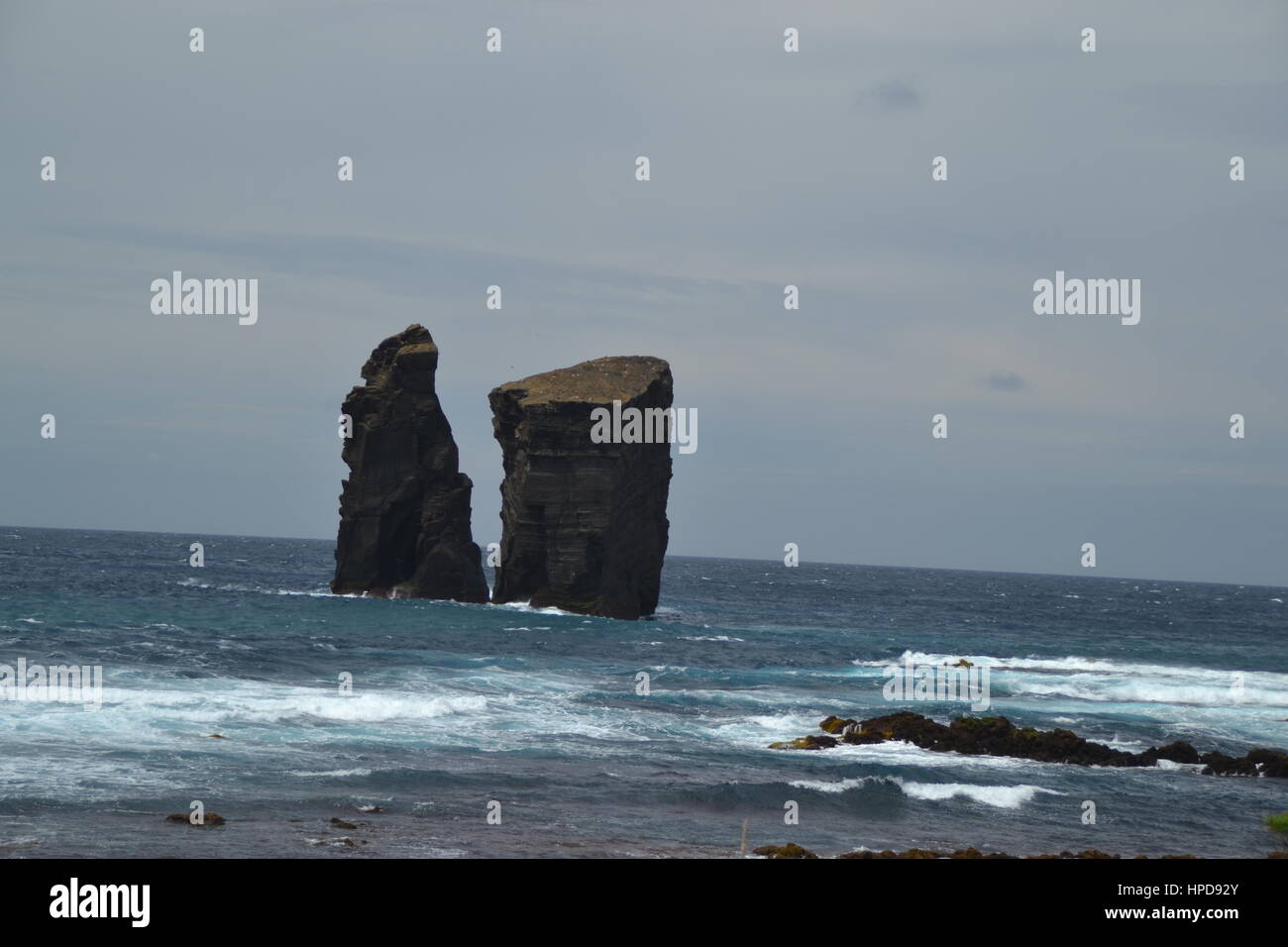 Mighty rochers et mer ondulée à l'île de São Miguel, l'archipel des ...