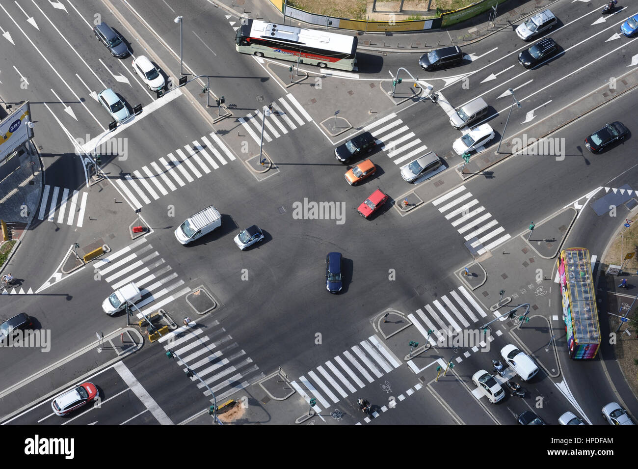 Intersection de voitures de circulation urbaine Banque de photographies ...