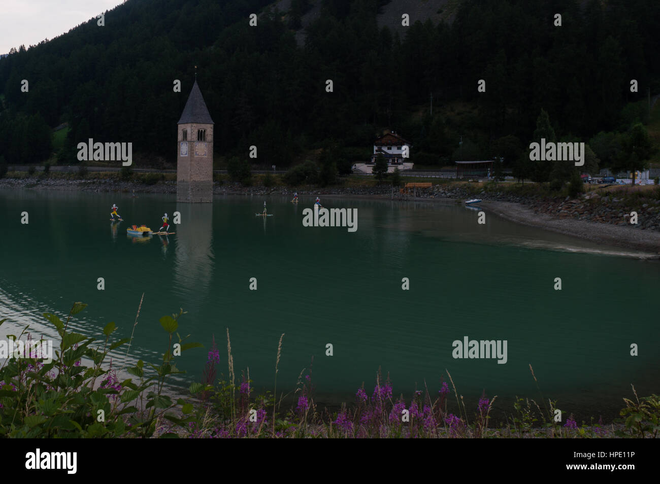 Clocher de l'église submergée dans le lac de resia en Trentino Alto ...