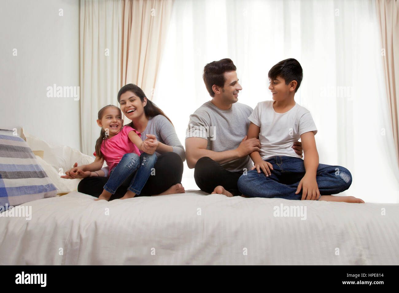 Parents content sur leurs enfants Banque de photographies et d’images à ...