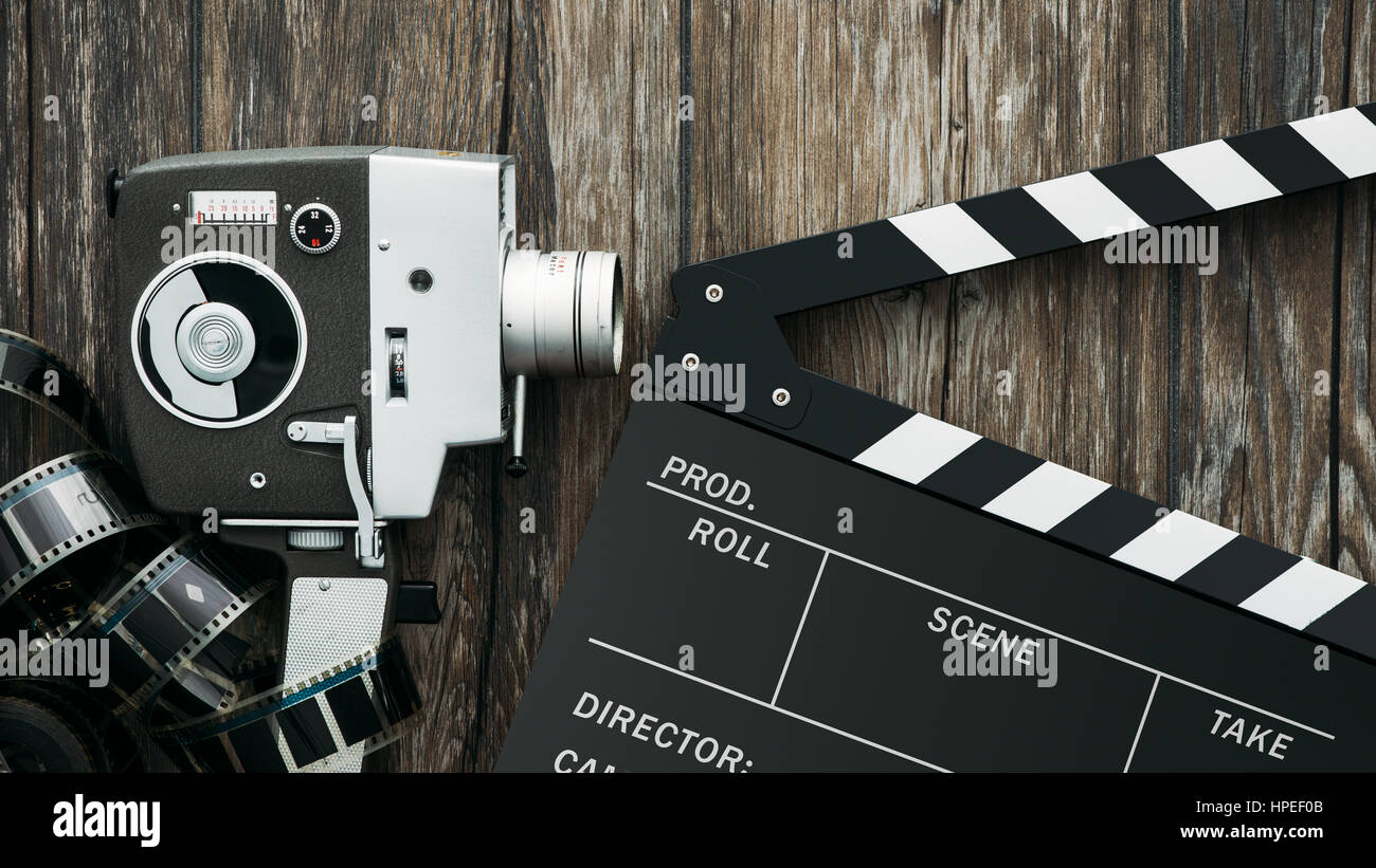 Appareil photo vintage, pellicule et clapper board sur un bureau en ...