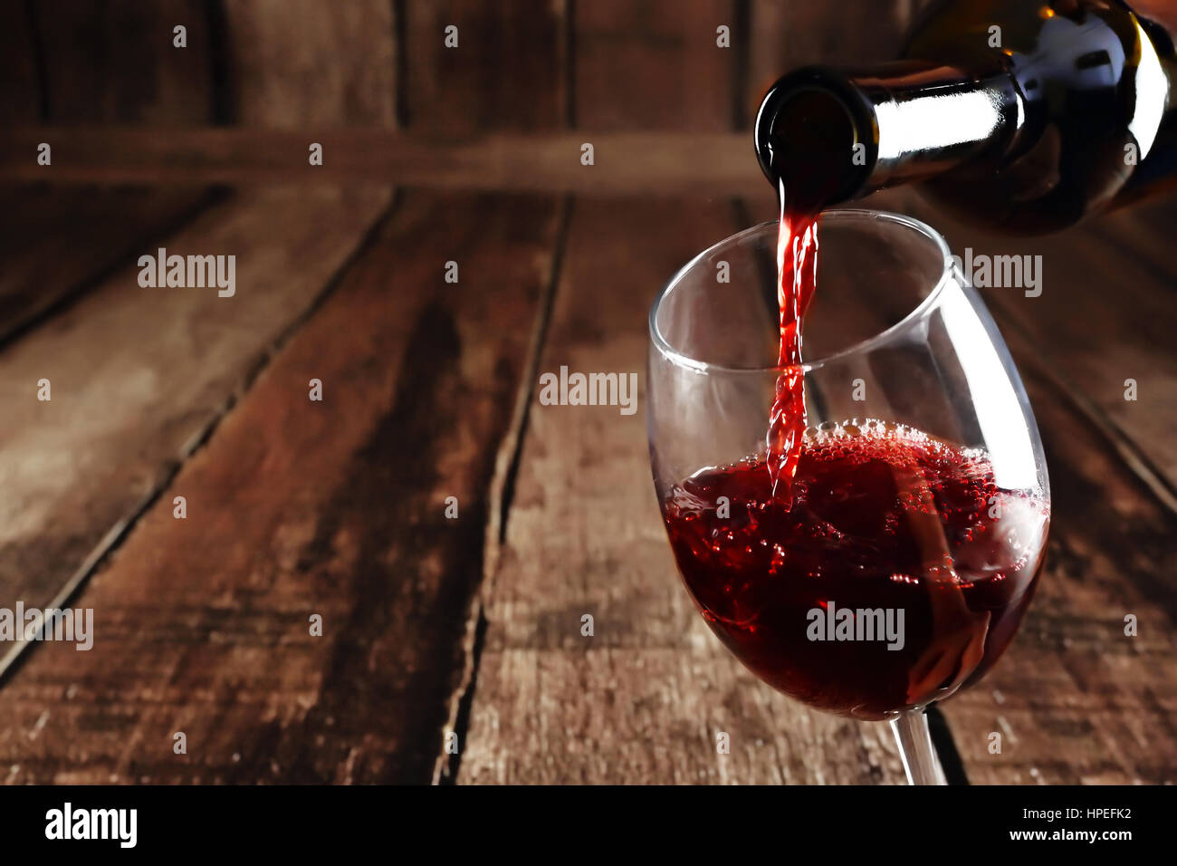 Verre et bouteille de vin rouge Banque de photographies et d’images à ...