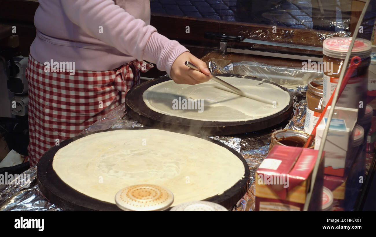 La cuisson des crêpes douces sur la cuisine de rue. L'alimentation de ...