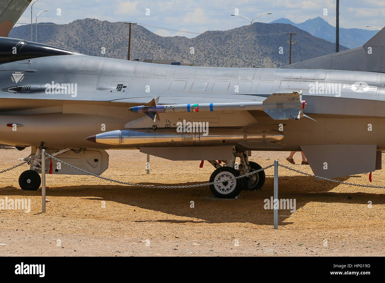 Des chasseurs F-16 chargés de matière inerte missile AIM-9 et B-61 ...