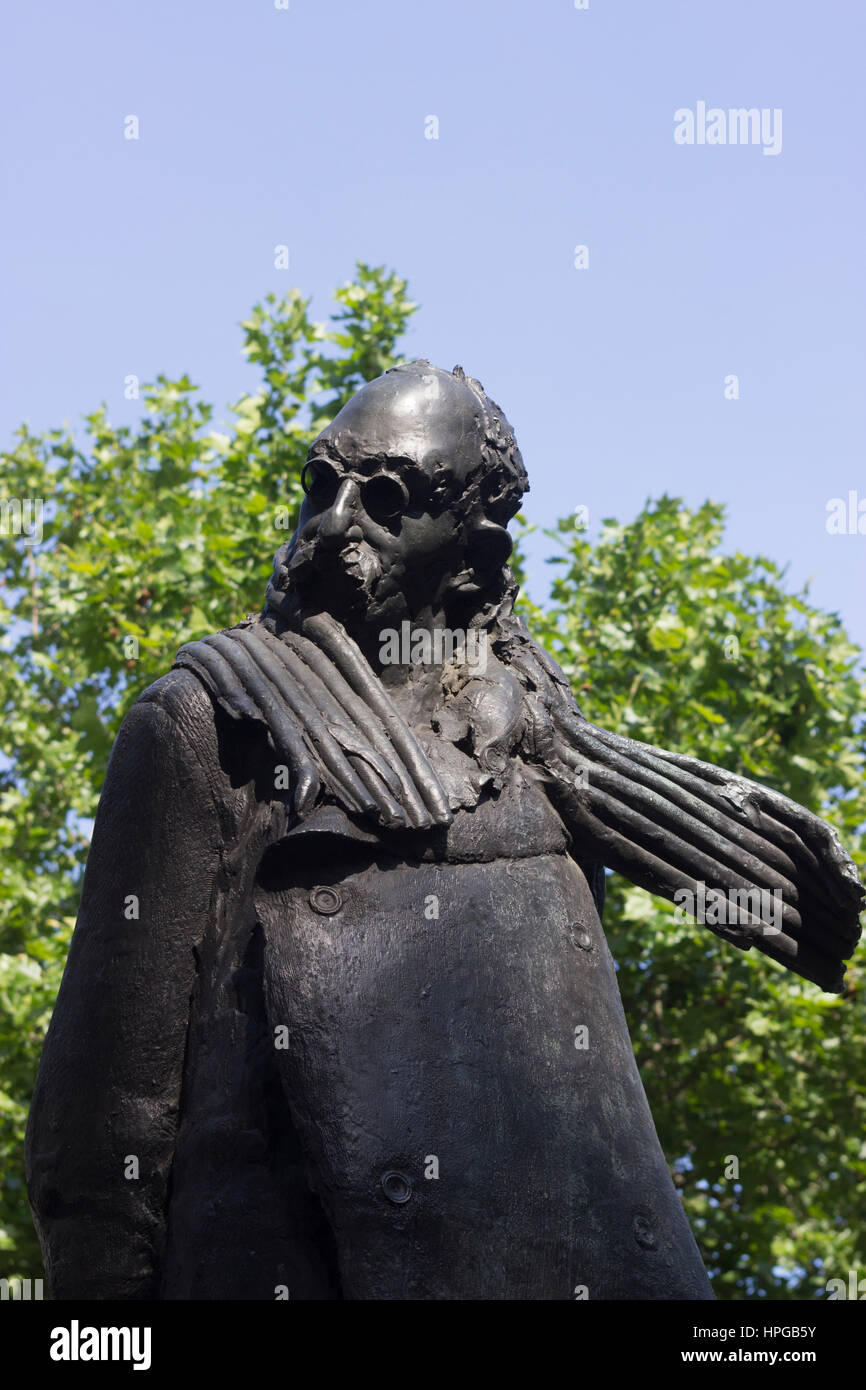 France, Paris, 11e arrondissement, gros plan sur la statue de l'homme ...