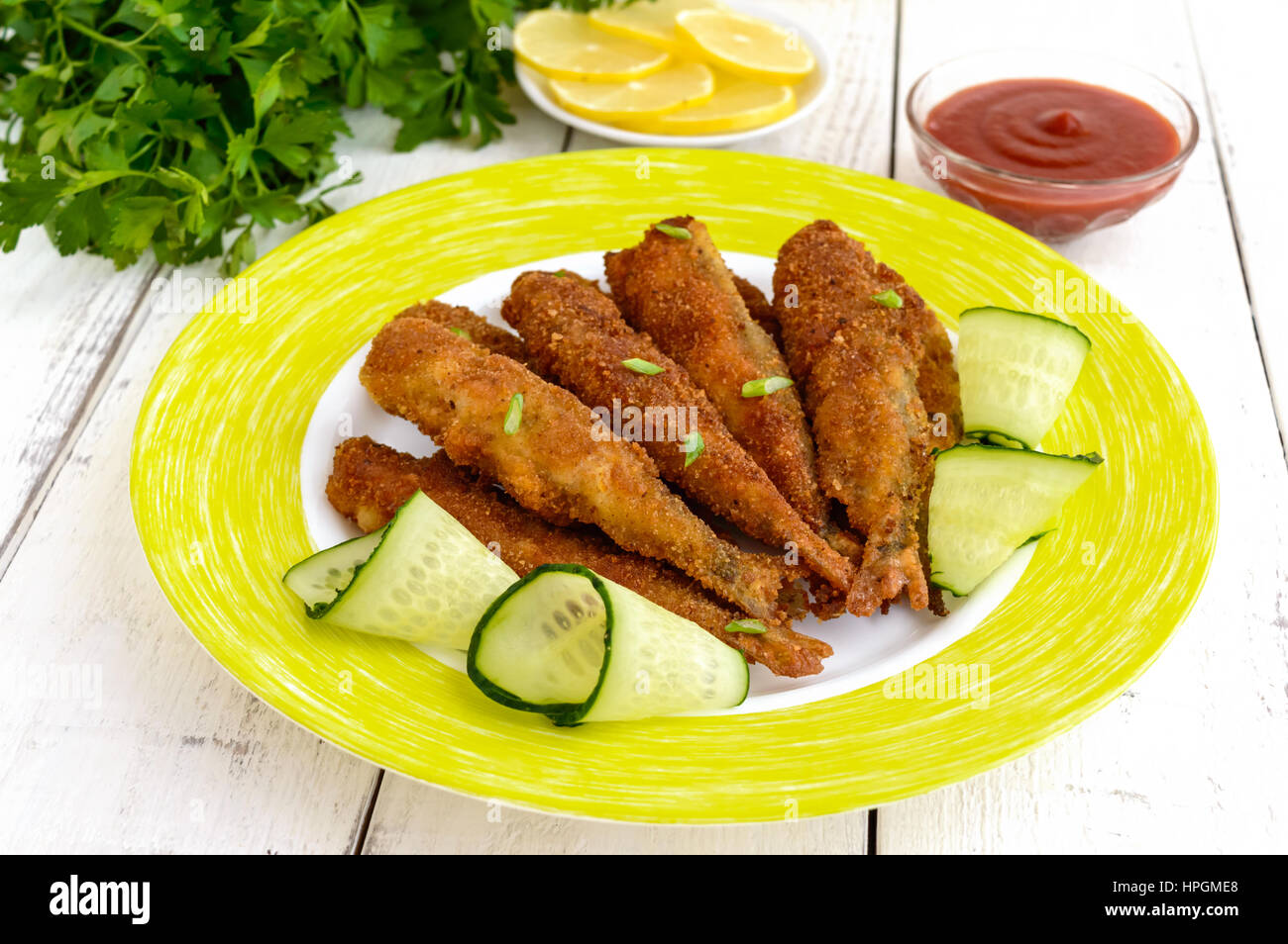 La friture de petits poissons le capelan sur une plaque sur fond de ...