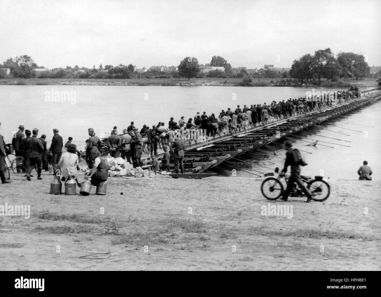 Pont ponton ww2 Banque d'images noir et blanc - Alamy