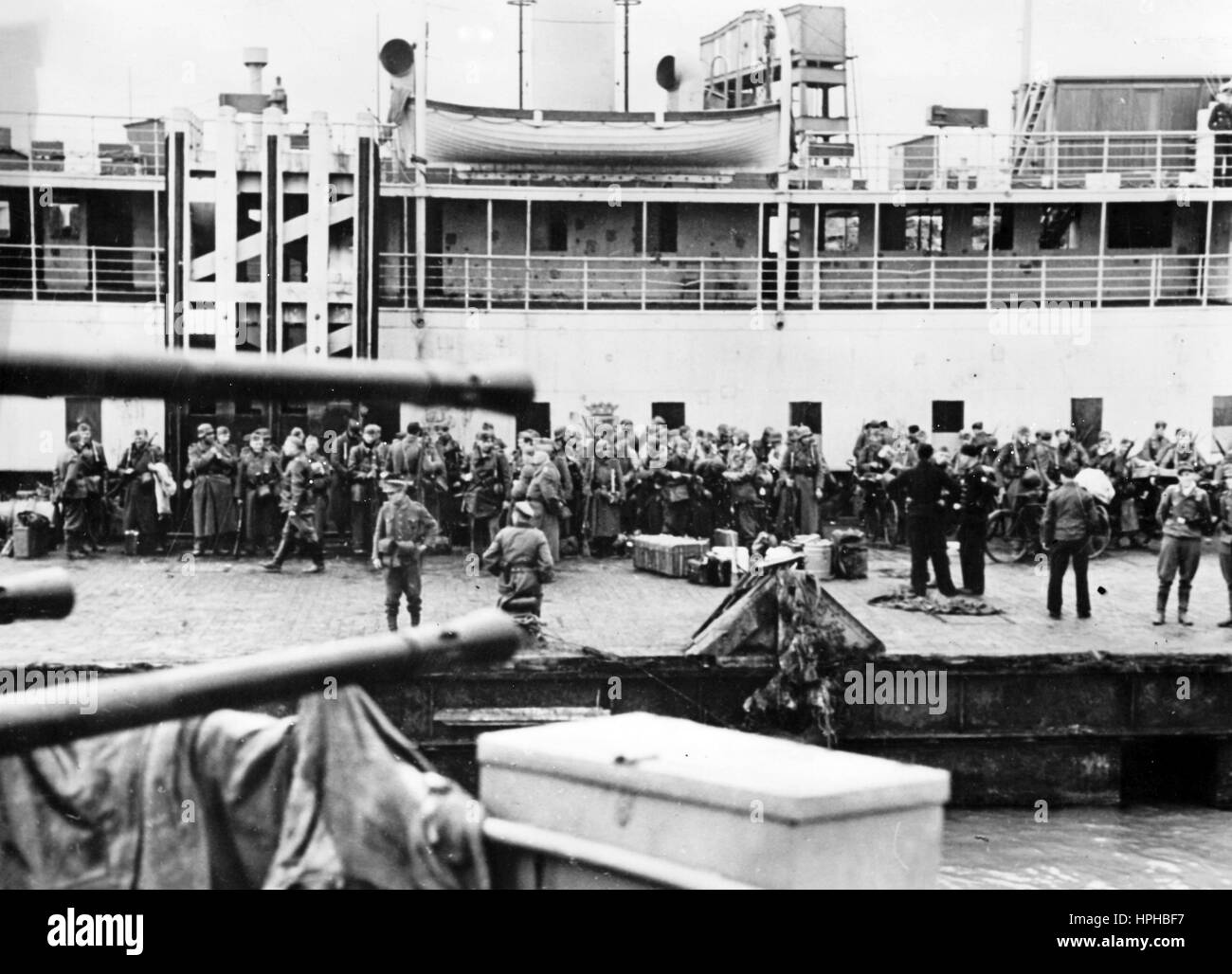 L'image de propagande nazie montre des soldats allemands de Wehrmacht ...