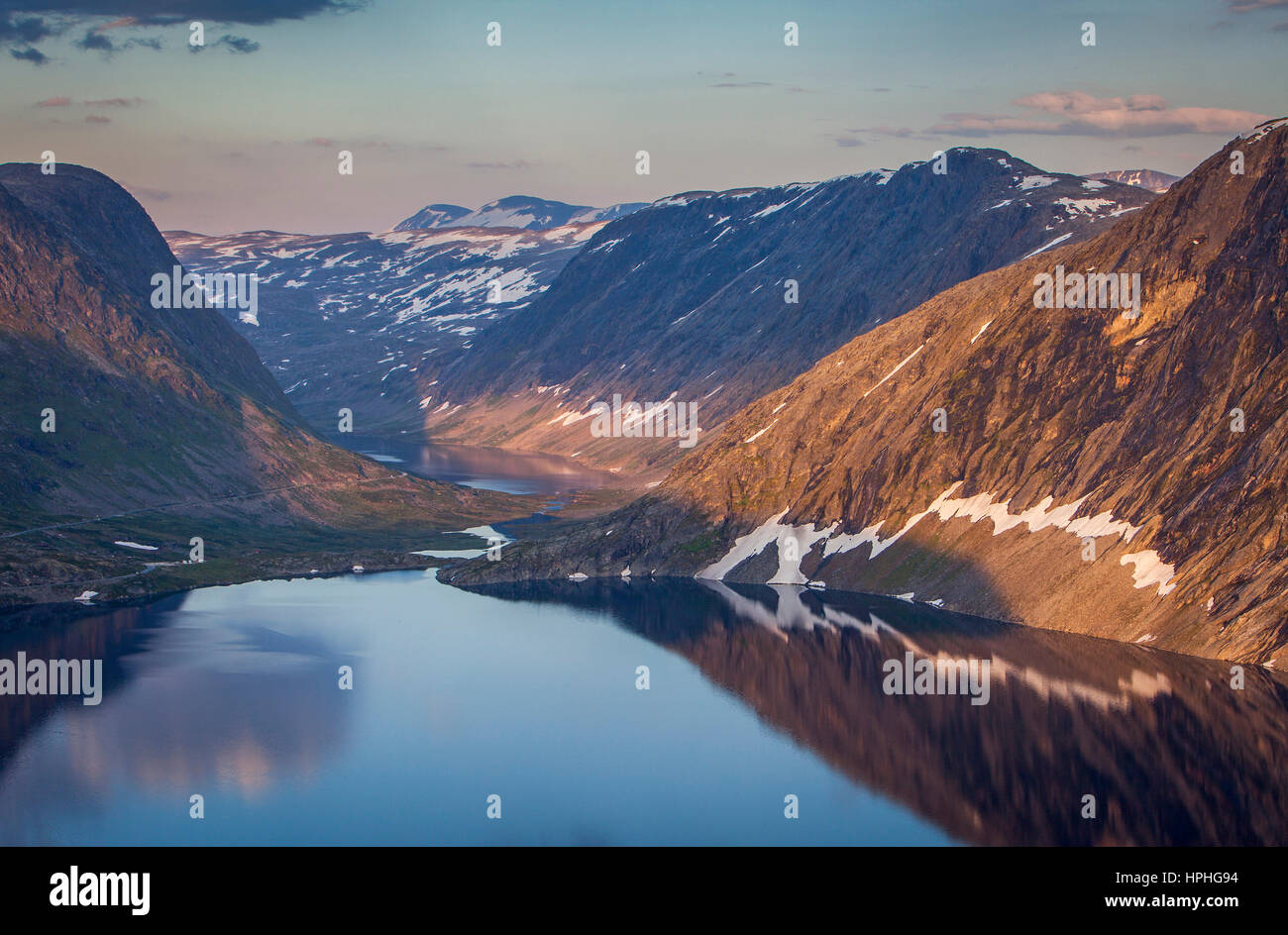 Mountain lake grotli norway Banque de photographies et d’images à haute ...