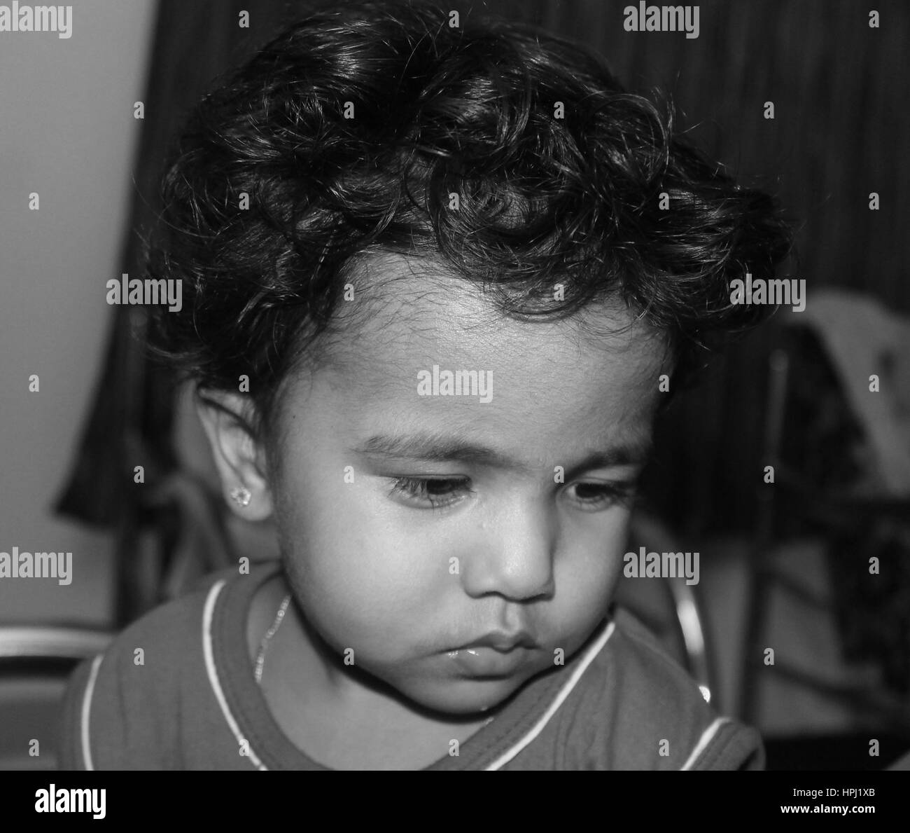 Petite fille triste Banque d'images noir et blanc - Alamy