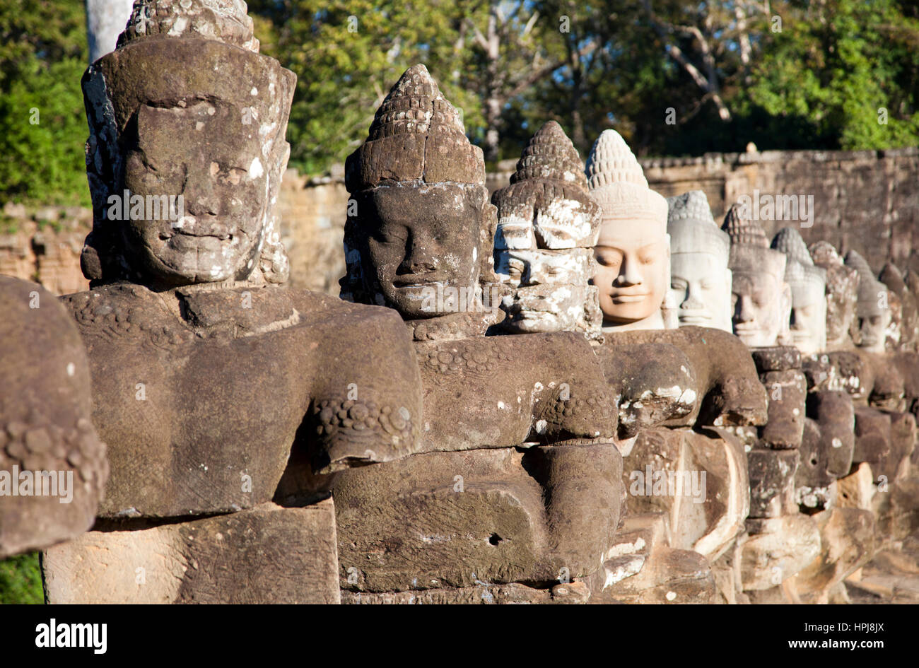 Figures de pierre à grosse tête la ligne Access Bridge Road à la temple ...